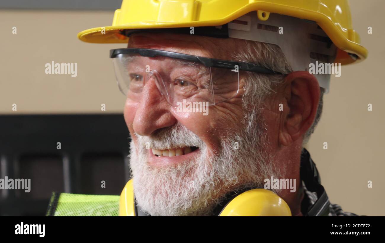 Worker senior machinery hi-res stock photography and images - Alamy
