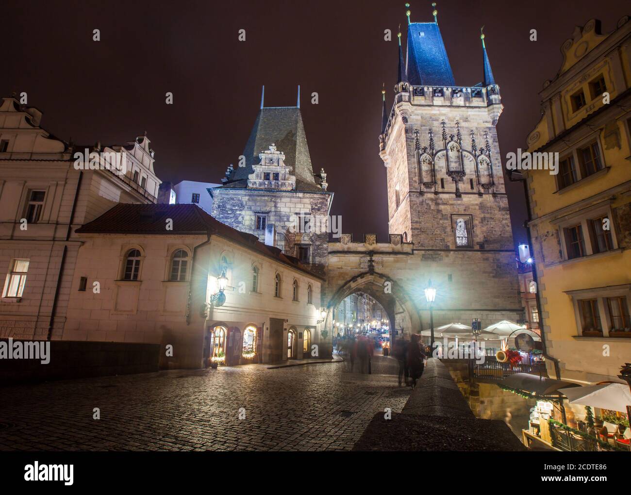 Night entrance castle hi-res stock photography and images - Alamy