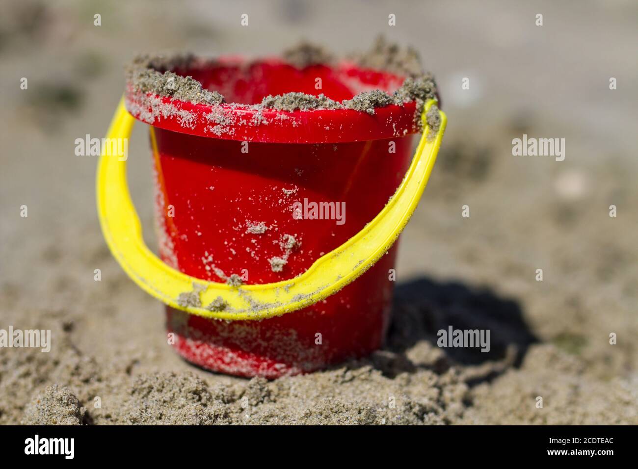 A child's beach bucket Stock Photo - Alamy