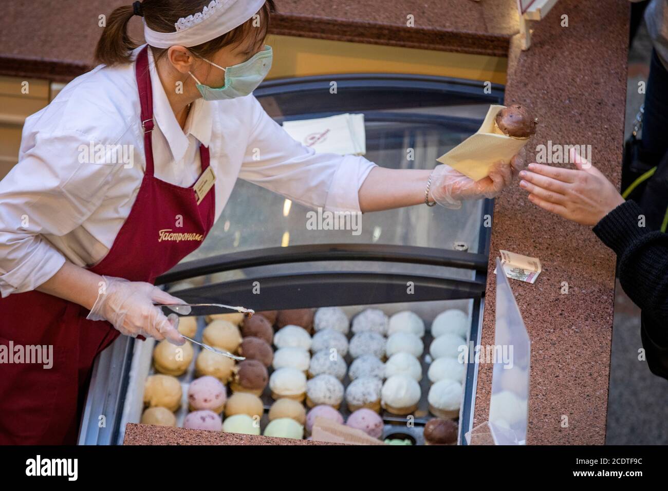 Moscow, Russia. 29th of August, 2020 A woman sells ice cream at the ...