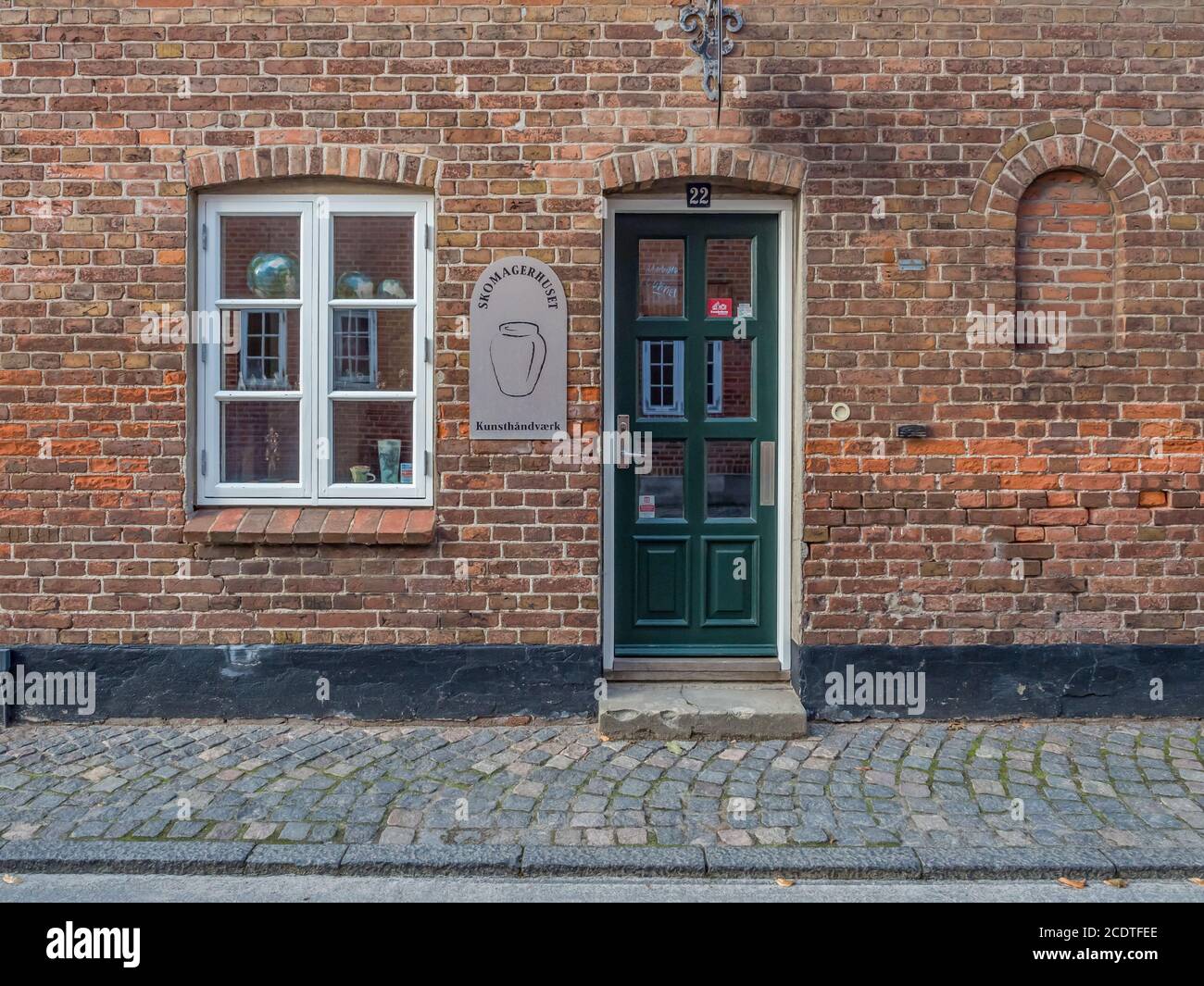 Ceramic workshop gallery handcraft hi-res stock photography and images ...