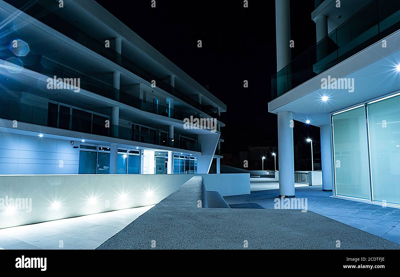 Modern white building hi-res stock photography and images - Alamy