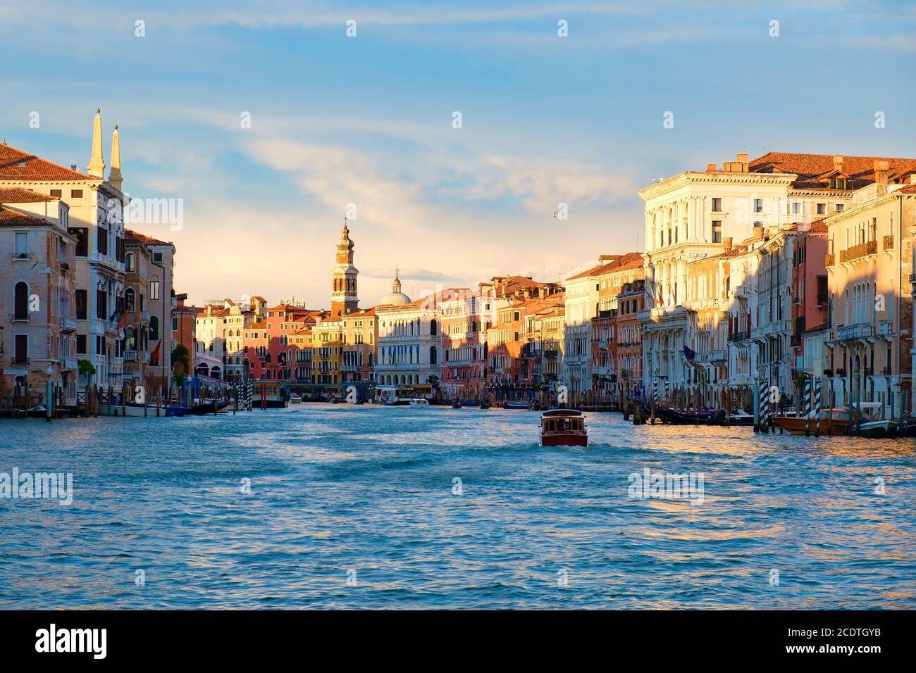 Ship dawn palace hi-res stock photography and images - Alamy