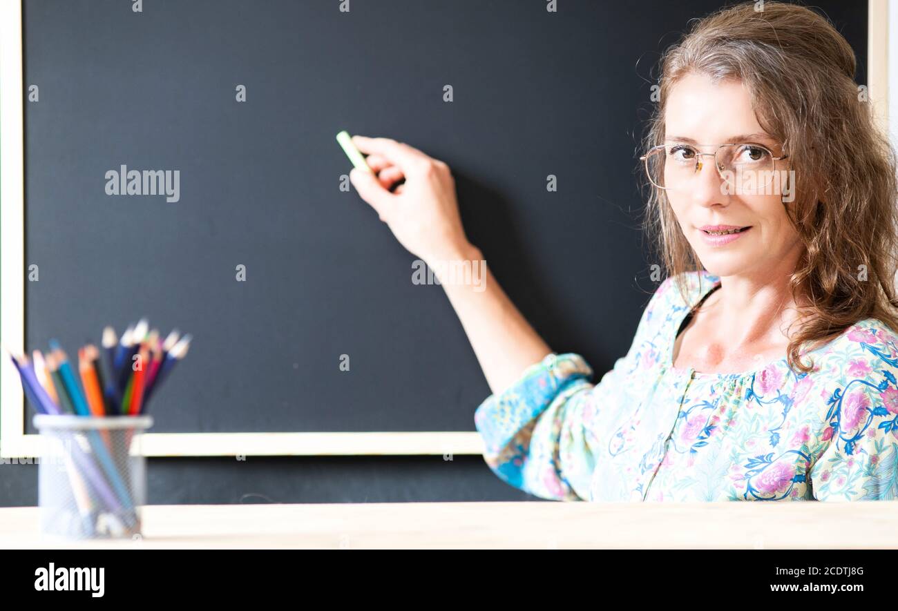 teacher welcoming students back to school Stock Photo - Alamy