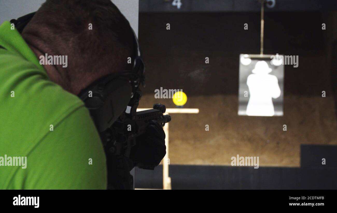 Adult loading an assault rifle at a shooting range Stock Photo - Alamy