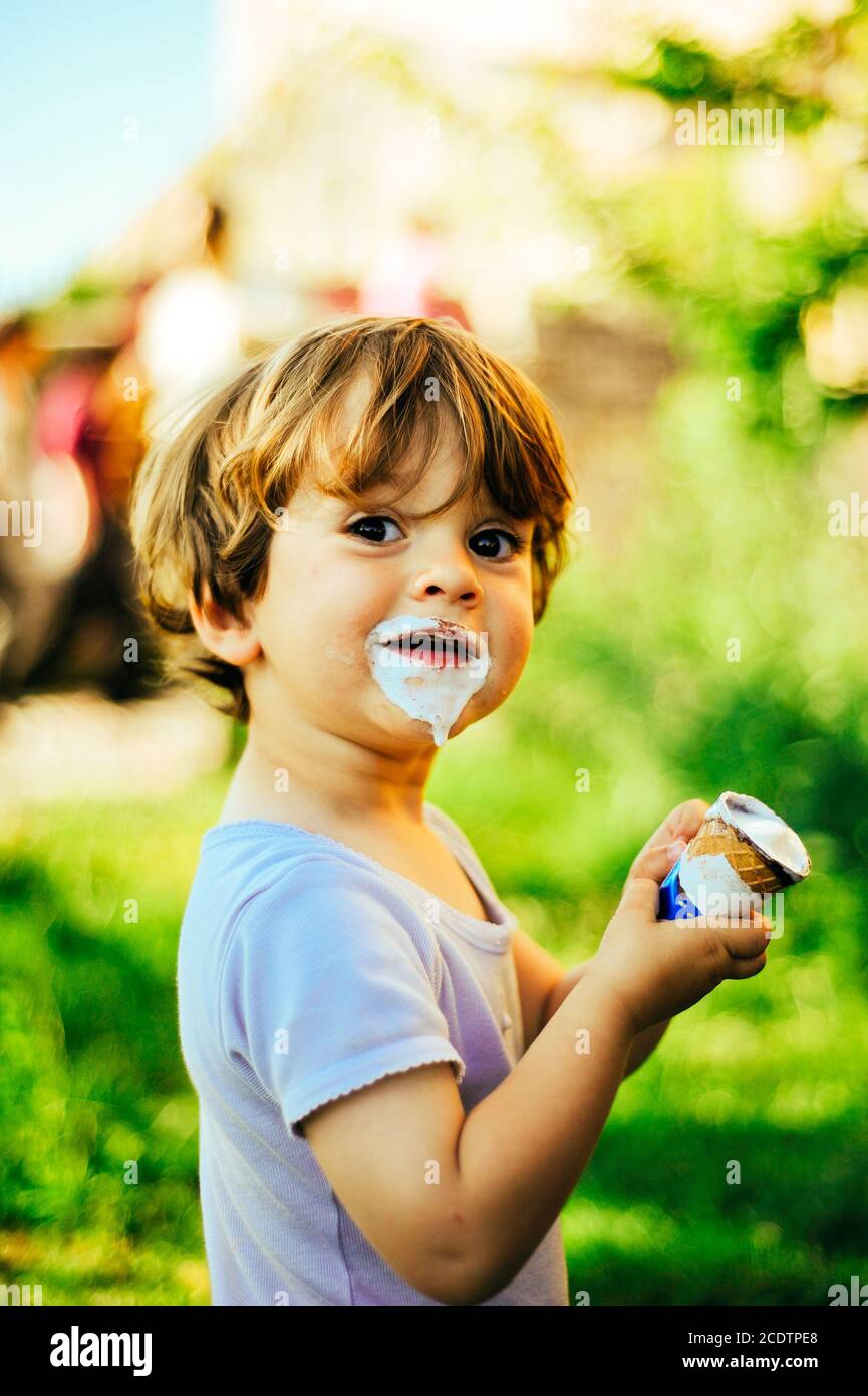 Child ice cream hi-res stock photography and images - Alamy