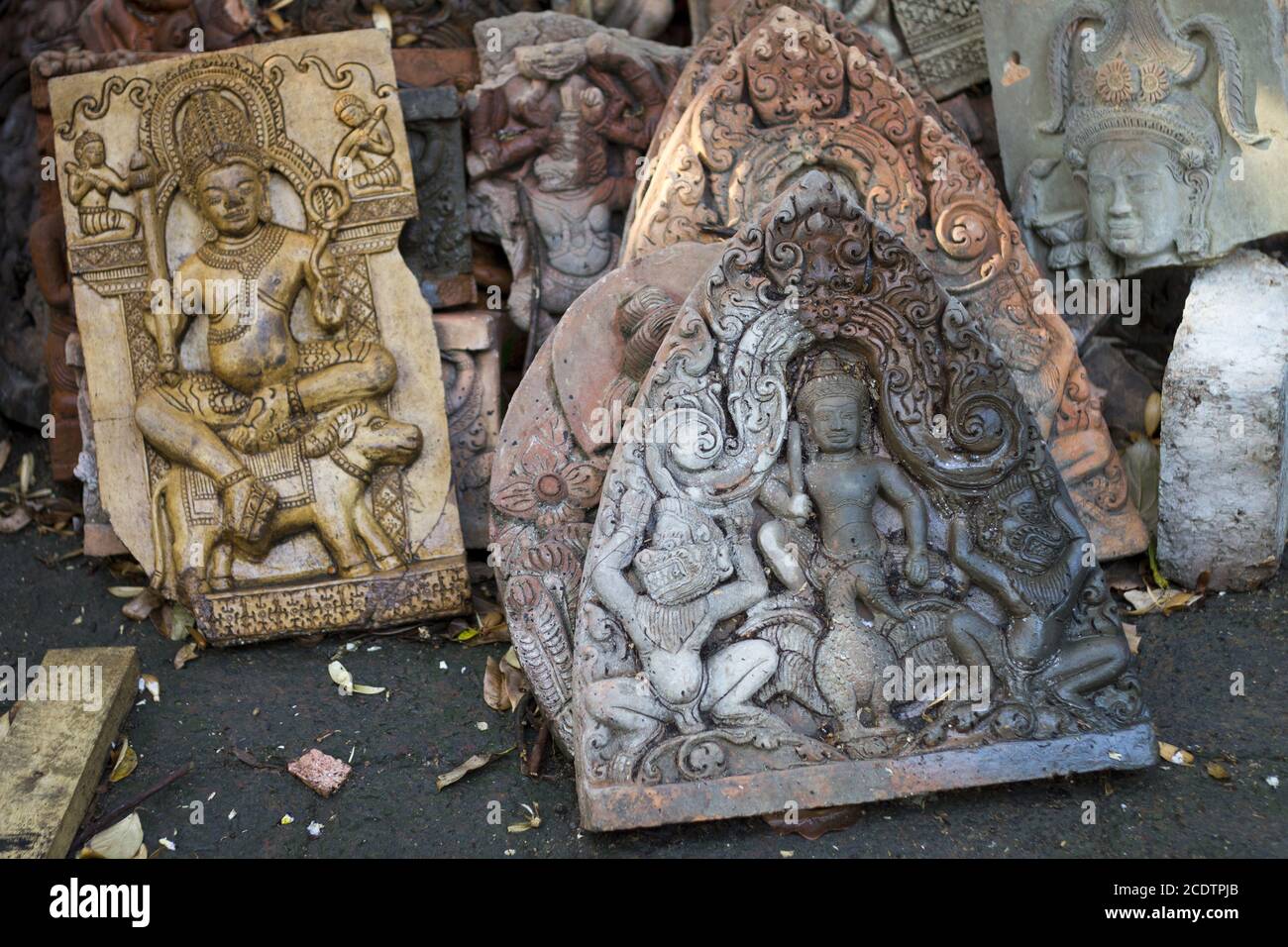 Indian stone statue prayer hands hi-res stock photography and images ...