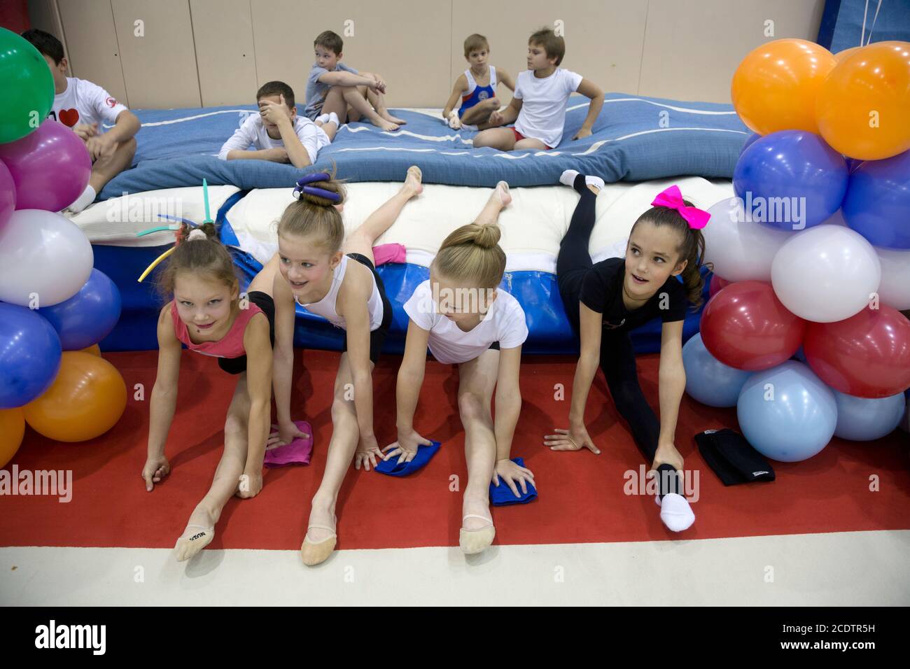 Teen gymnasts hi-res stock photography and images - Alamy