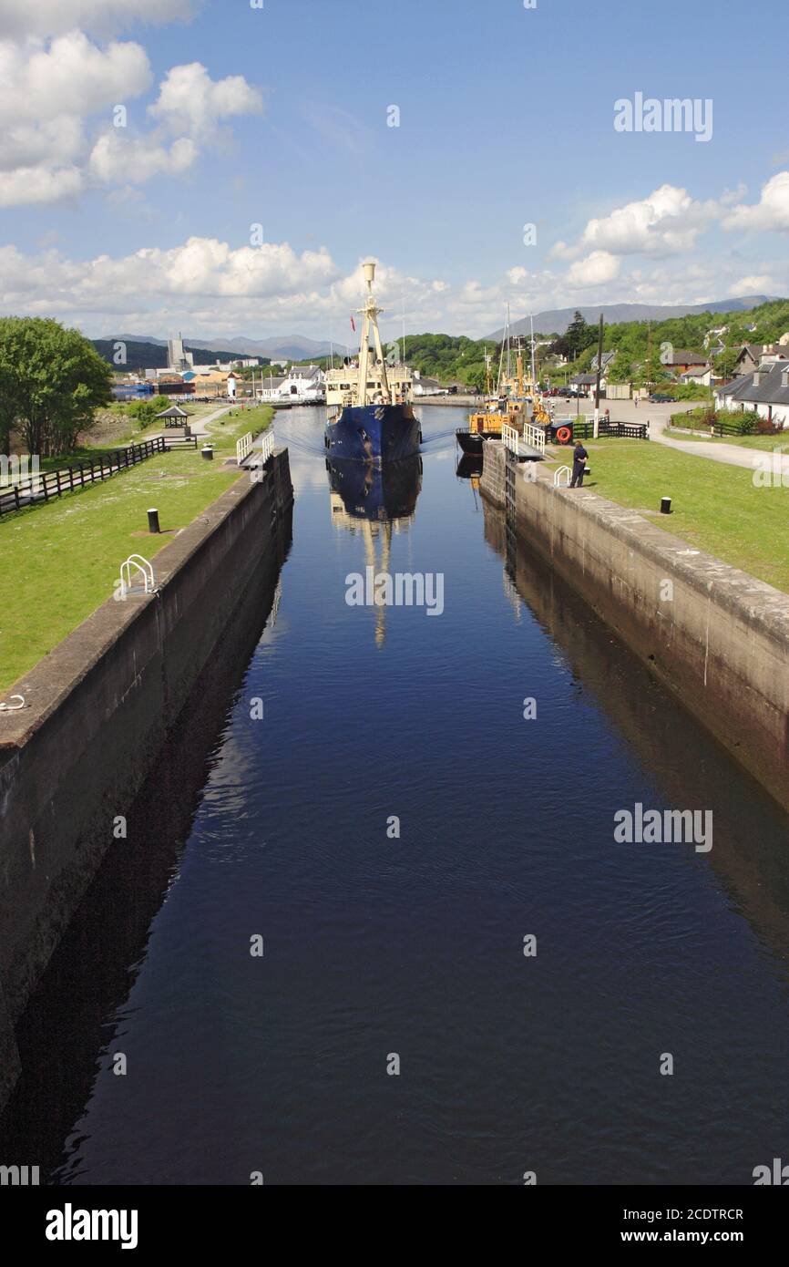 Ship in the lock, Caledonian canal Stock Photo - Alamy