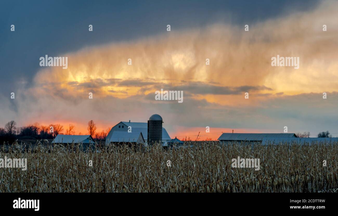 Eerie sky hi-res stock photography and images - Alamy