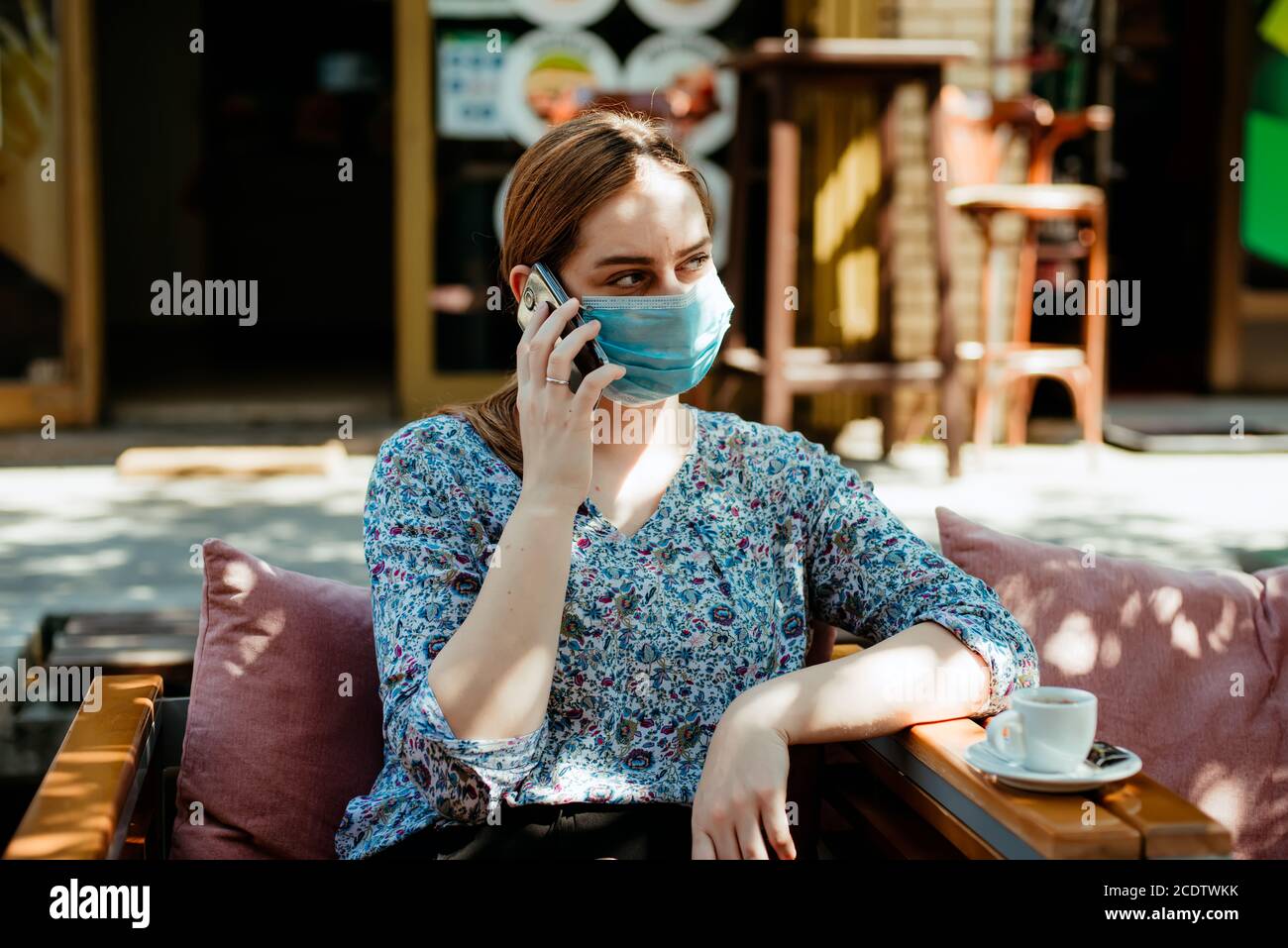 People masks talking hi-res stock photography and images - Alamy