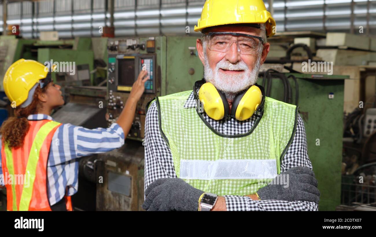 Worker senior machinery hi-res stock photography and images - Alamy
