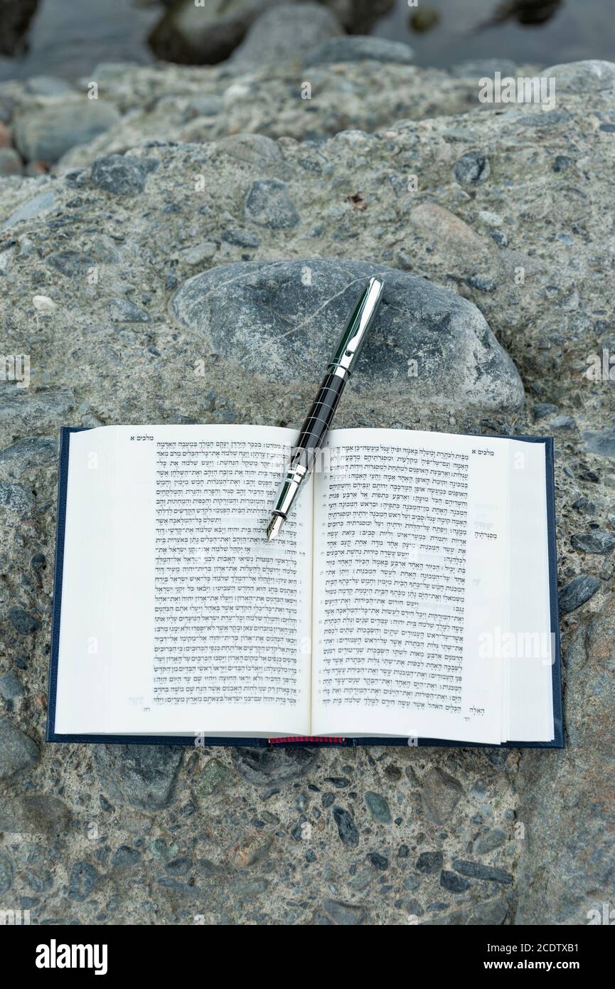 Tanakh hi-res stock photography and images - Alamy