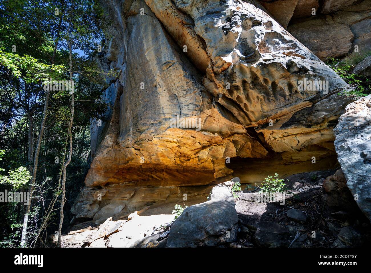 Sandstone cliff and overhang at Cania Gorge National Park, Queensland ...