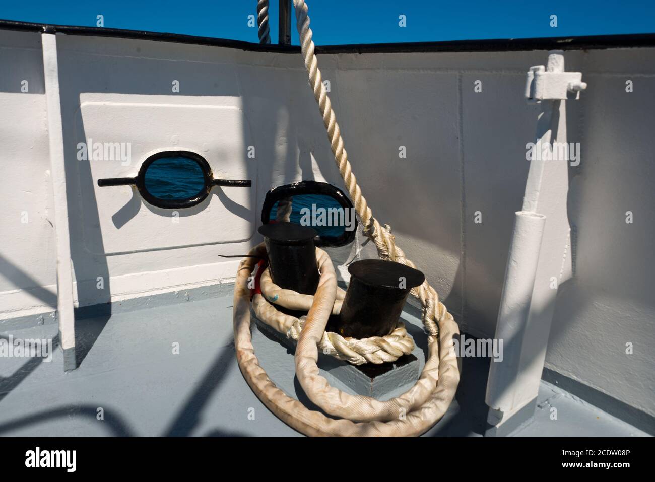 Rope mooring bollards hi-res stock photography and images - Alamy