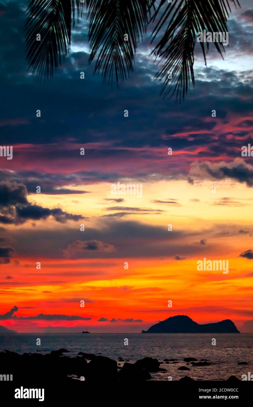 Colorful sunset in the famous Damai Bay in south-west Borneo Stock ...