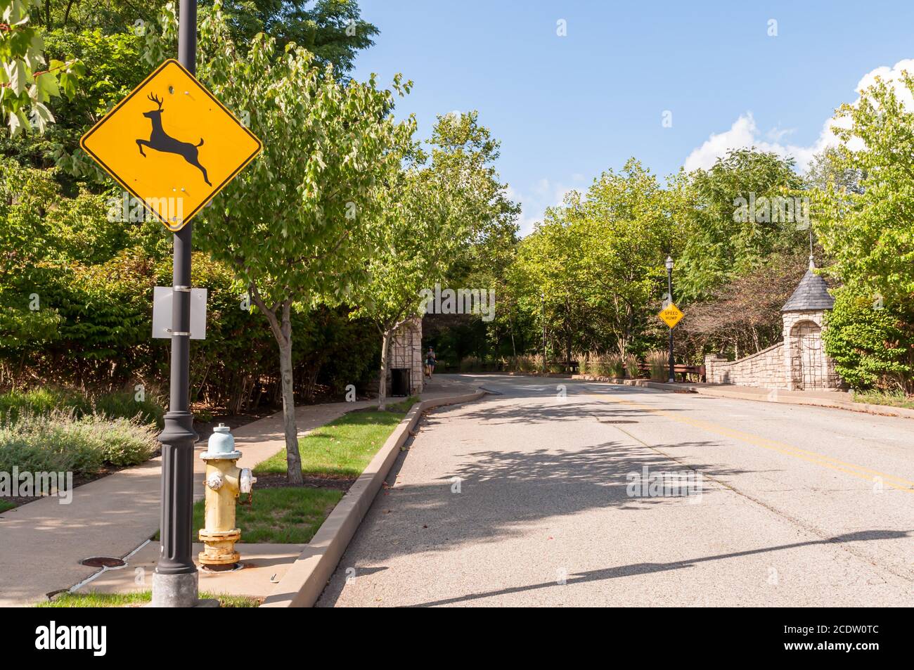 Roadside deer crossing sign hi-res stock photography and images - Alamy