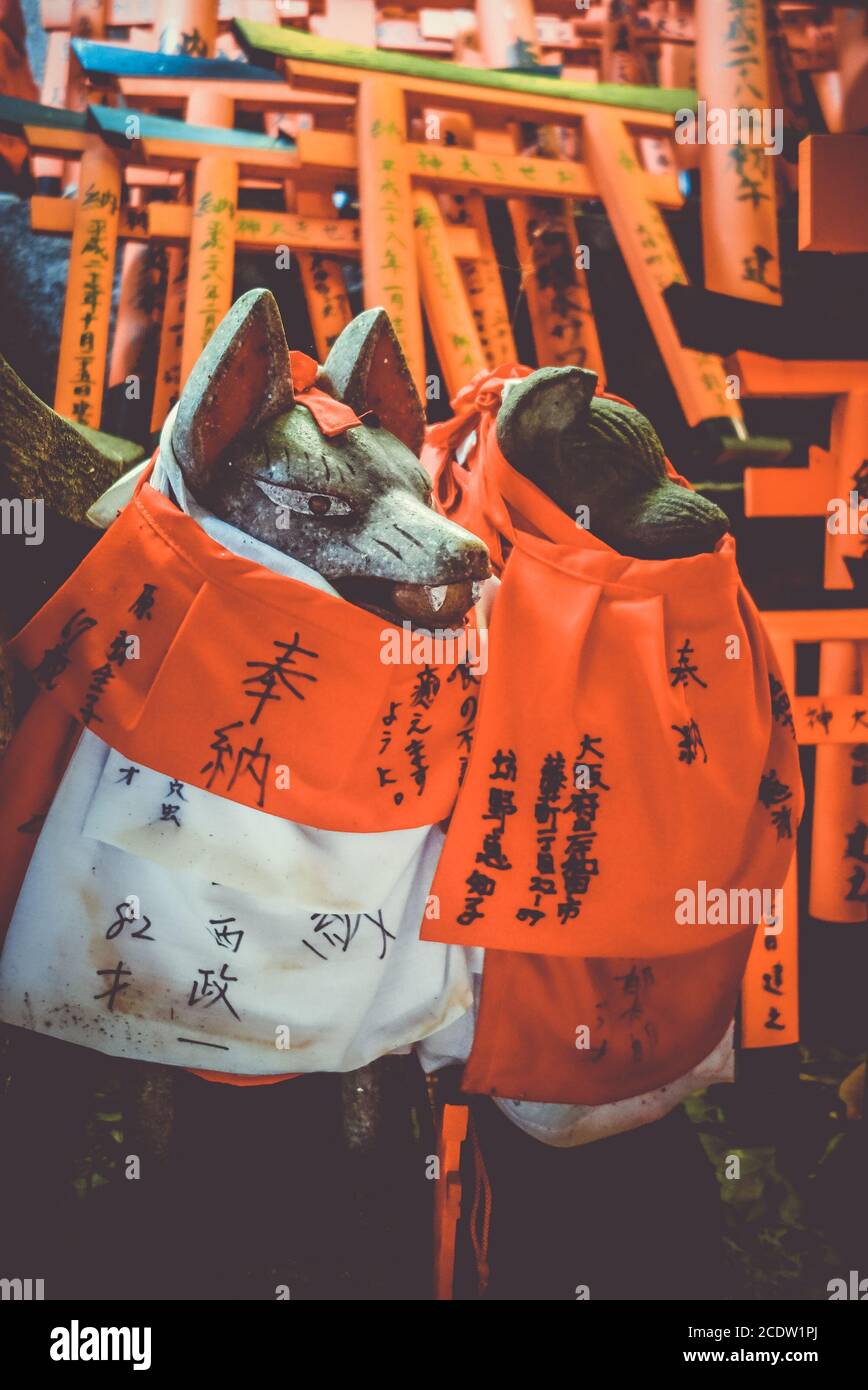 Fox statues at Fushimi Inari Taisha, Kyoto, Japan Stock Photo - Alamy