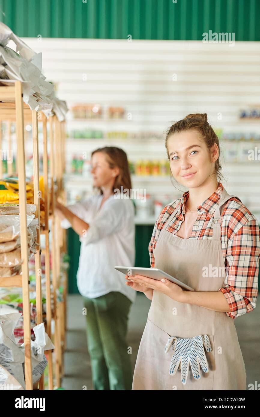 Smiling female sales assistant hi-res stock photography and images - Alamy