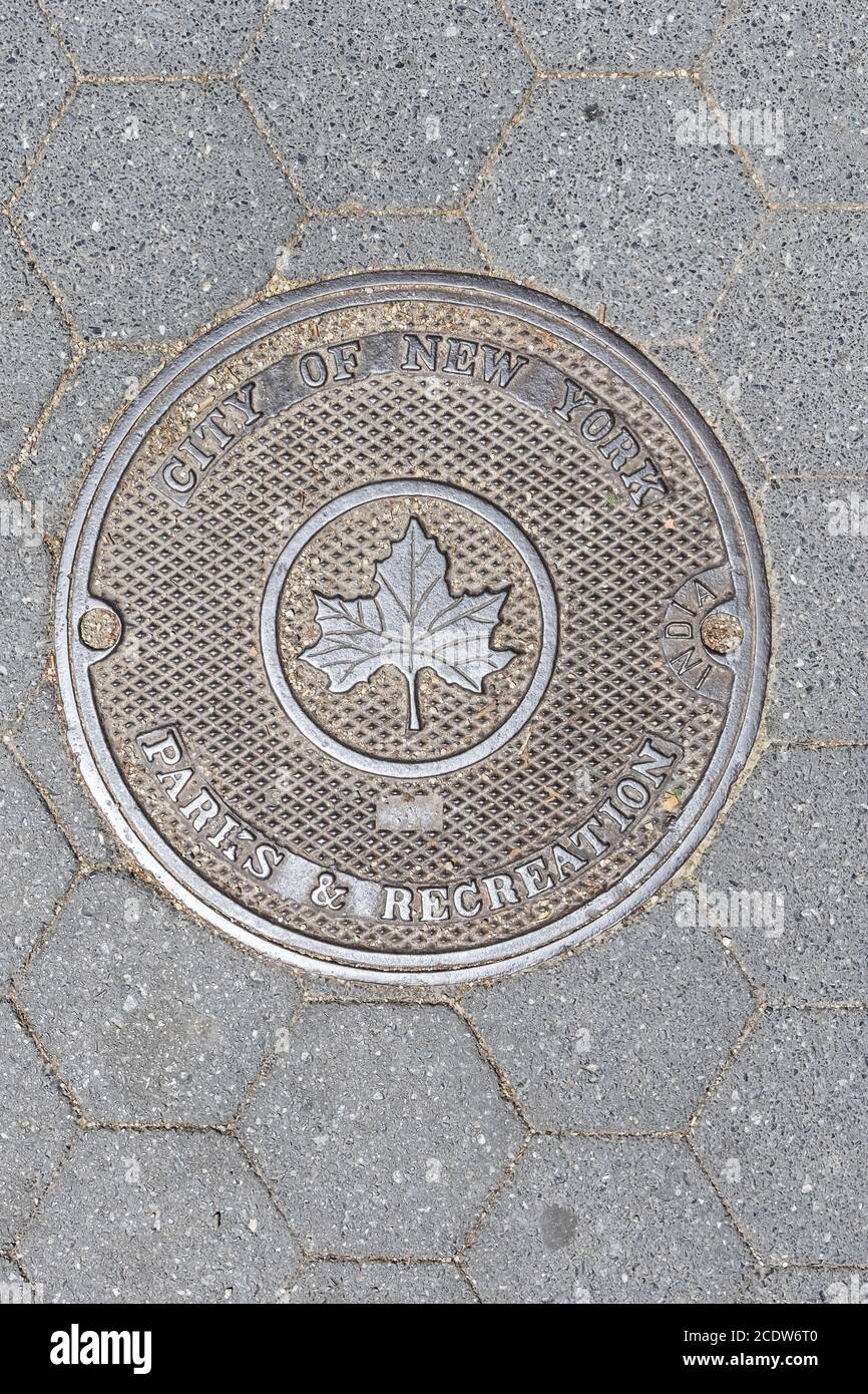 New york manhole cover hi-res stock photography and images - Alamy