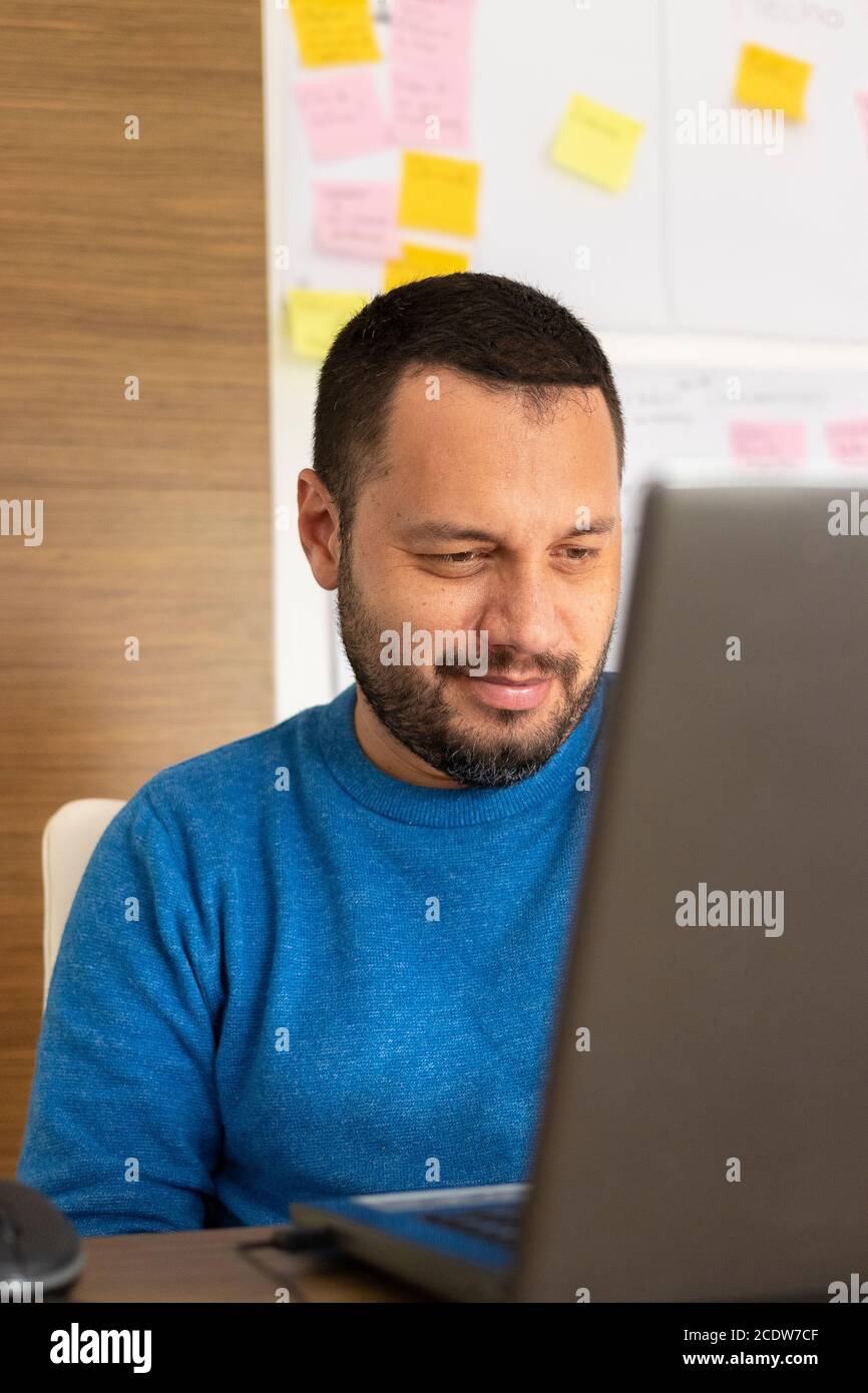 Working networking hi-res stock photography and images - Alamy