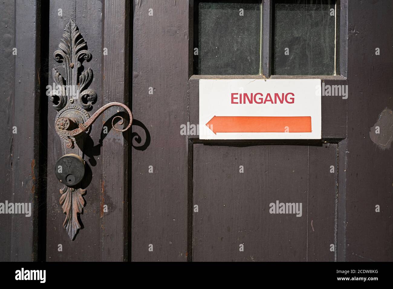 Front door entrance sign hi-res stock photography and images - Alamy