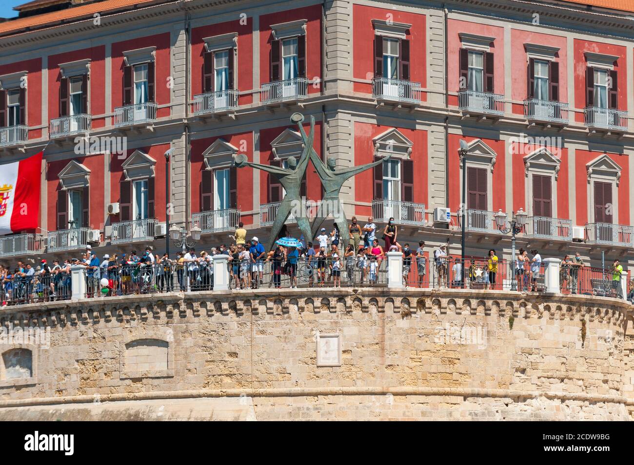 Crowd welcoming the training ship of the Italian Navy "AMERIGO VESPUCCI ...