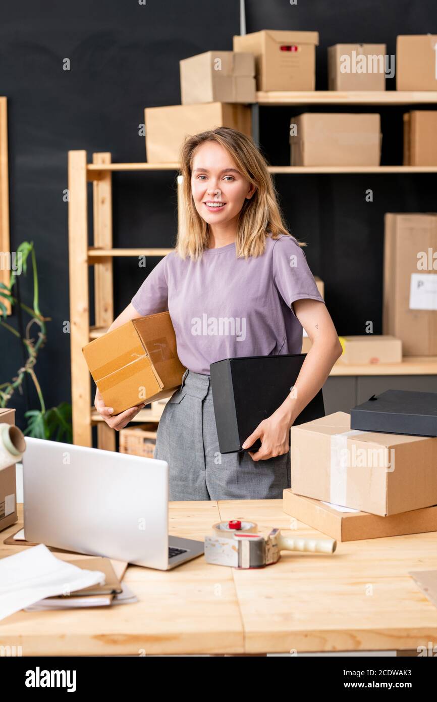 Office worker packing boxes hi-res stock photography and images - Alamy