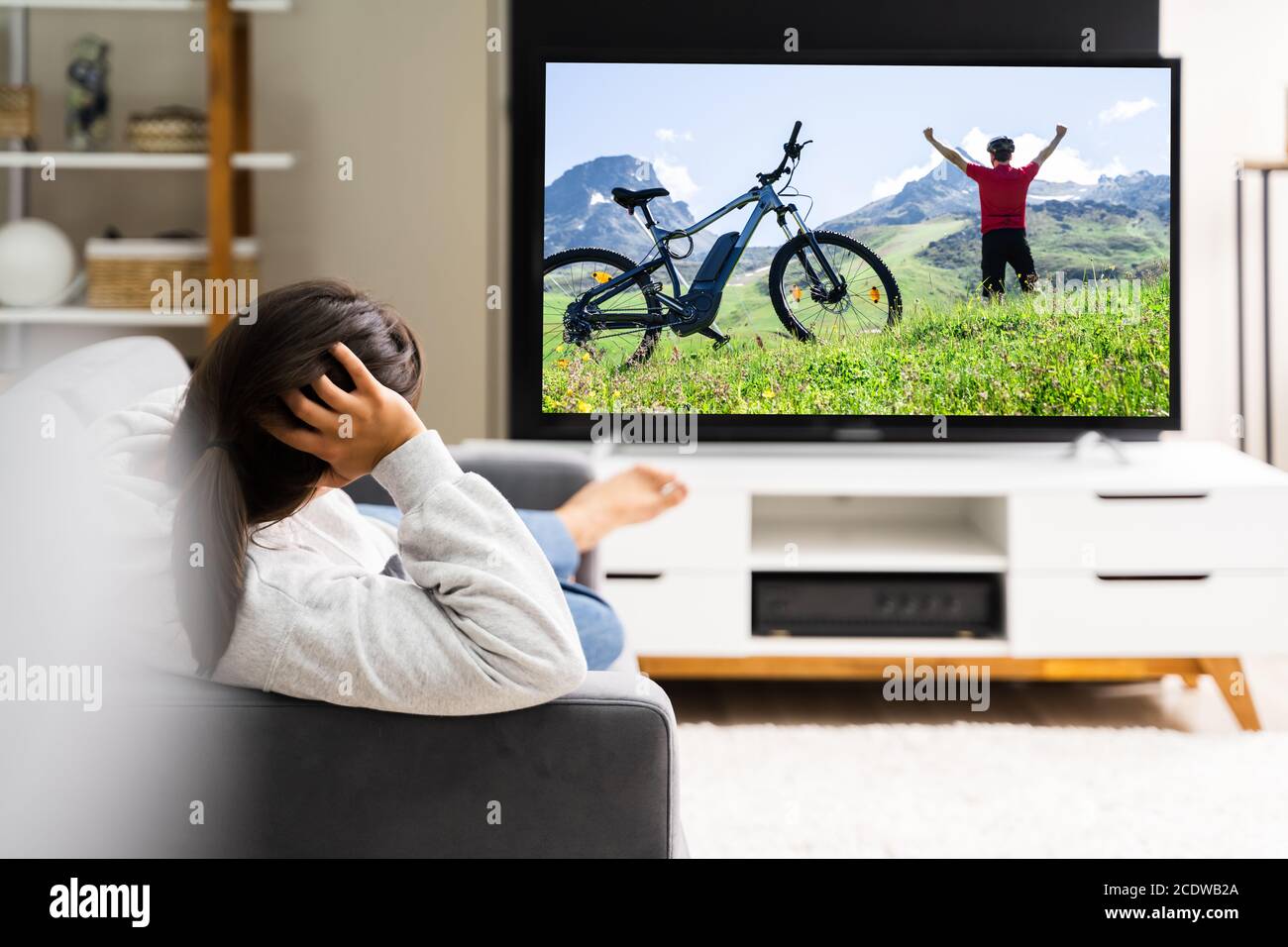 Women watching tv hi-res stock photography and images - Alamy