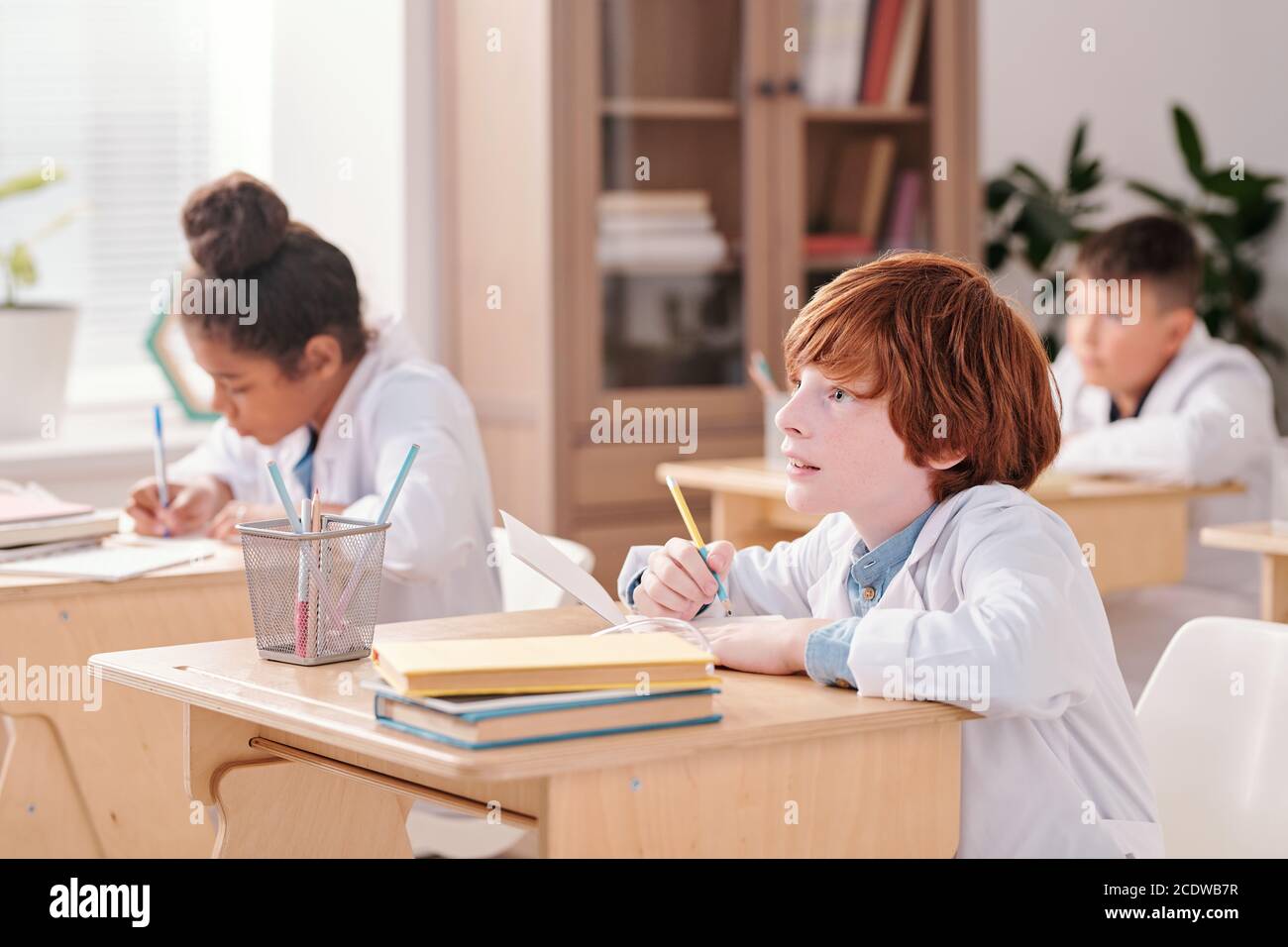 School children making notes hi-res stock photography and images - Alamy
