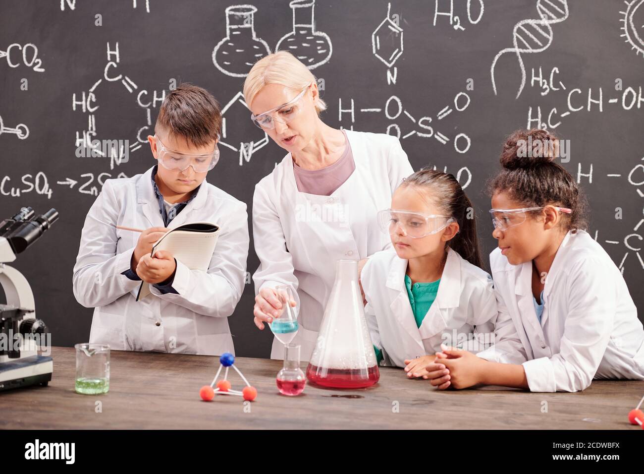 Students science classroom high school hi-res stock photography and ...