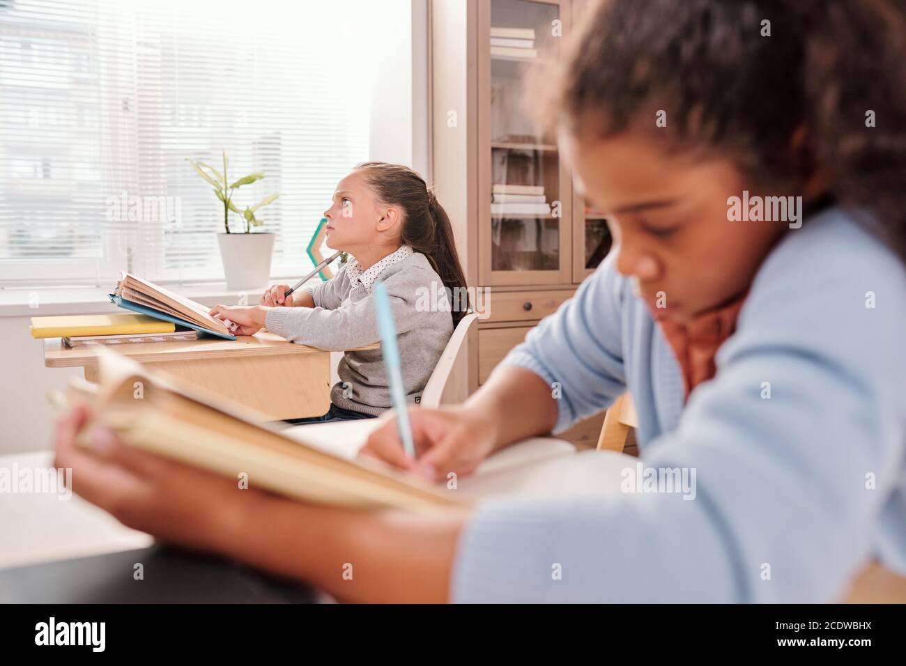 School girls answer hi-res stock photography and images - Alamy
