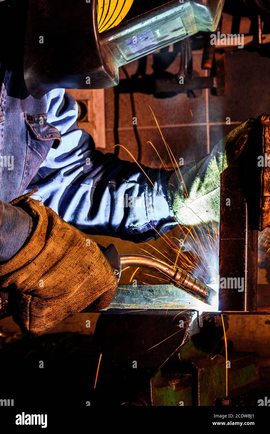 Metal welding hi-res stock photography and images - Alamy
