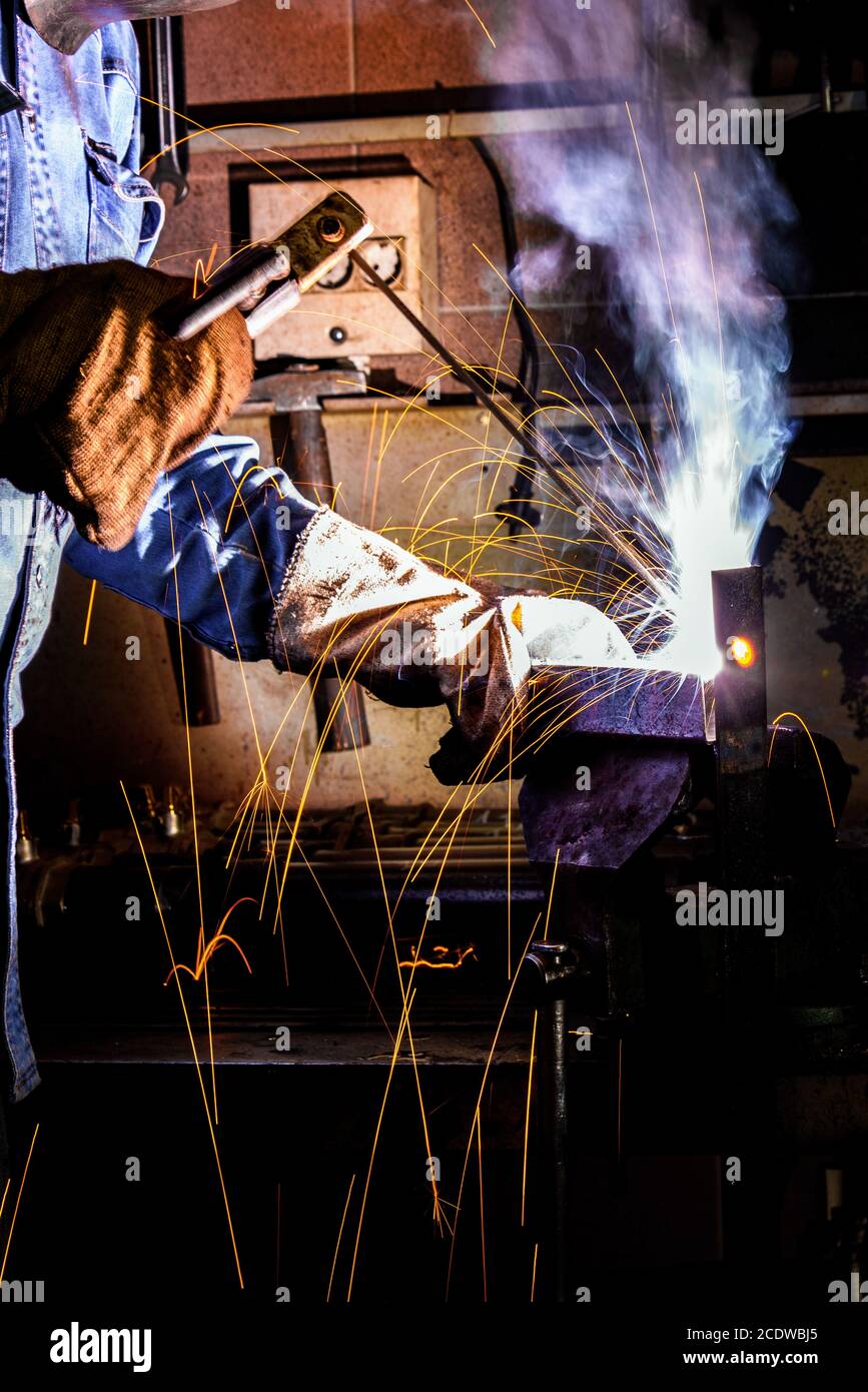 Metal welding hi-res stock photography and images - Alamy