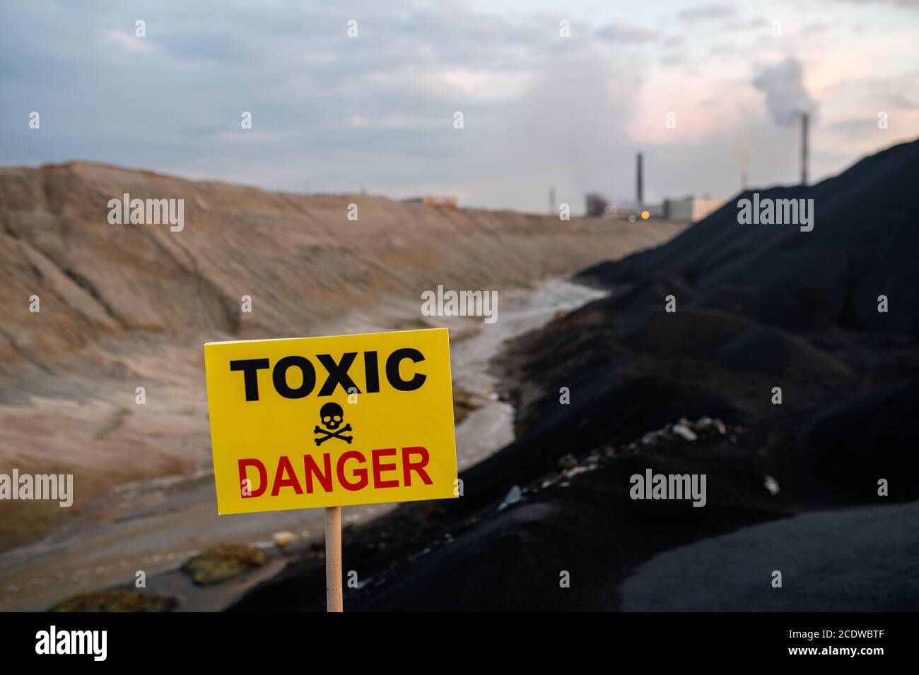 Toxic yellow warning sign hi-res stock photography and images - Alamy