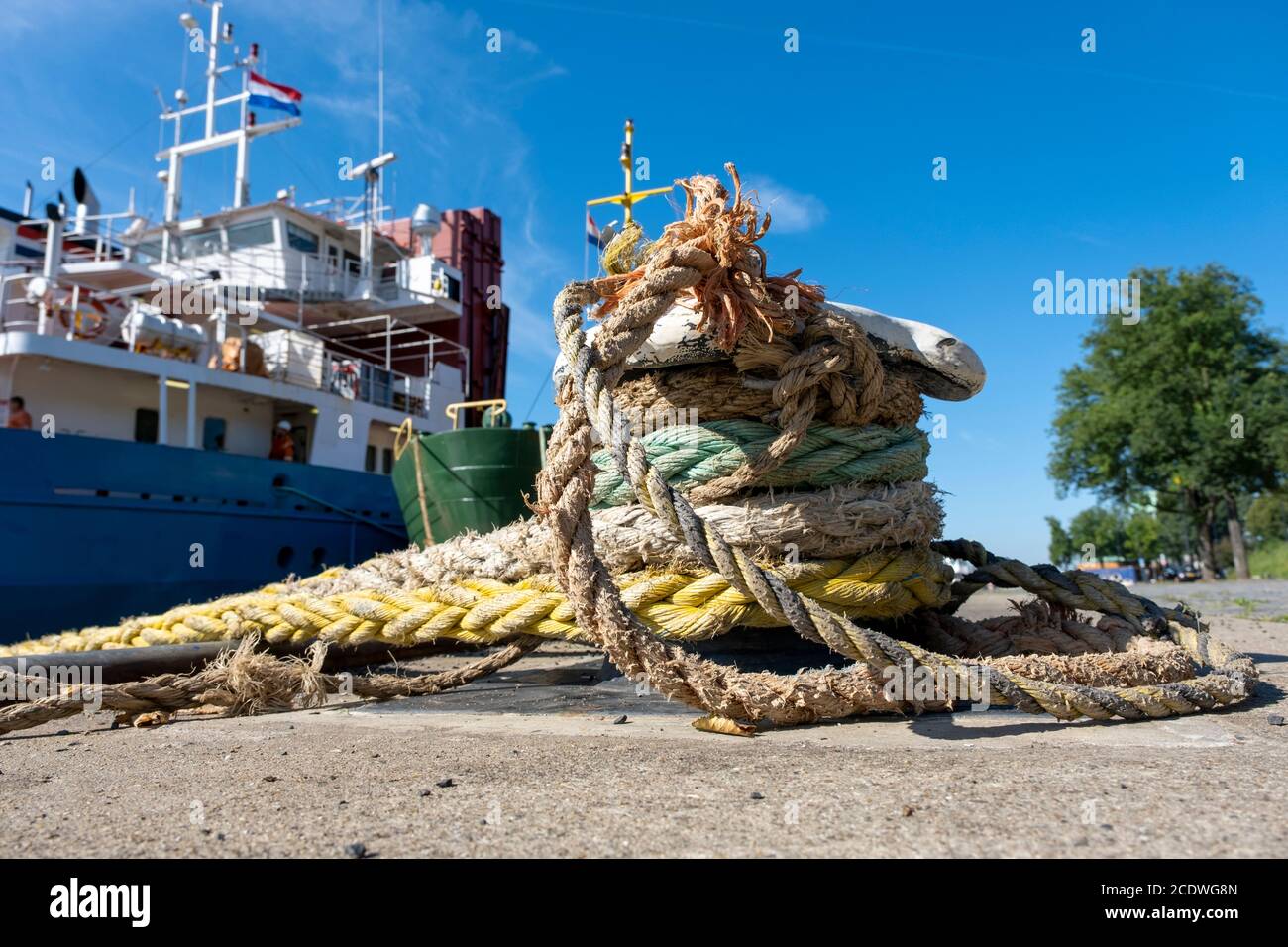 Thick ship ropes around hi-res stock photography and images - Alamy