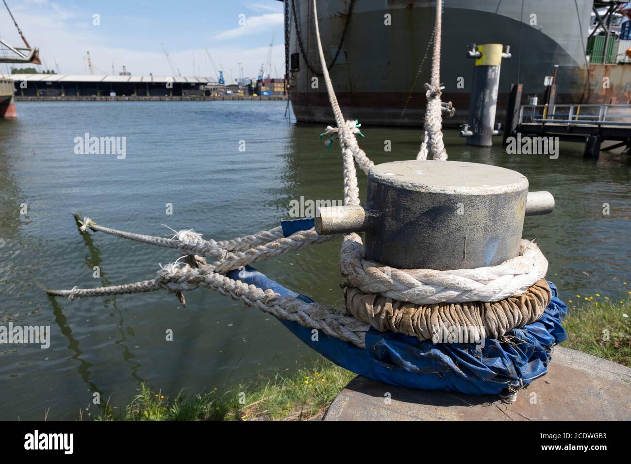 Thick ship ropes around hi-res stock photography and images - Alamy