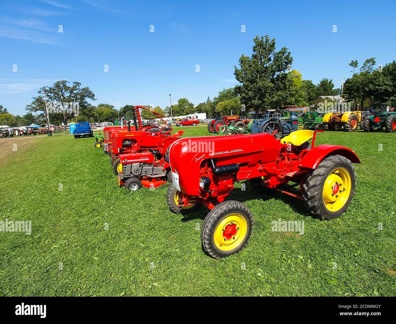 Tractor tractors vintage antique hi-res stock photography and images ...