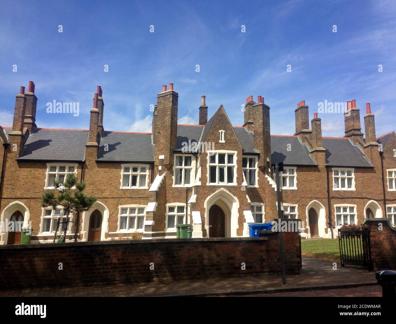 Old almshouse hi-res stock photography and images - Alamy