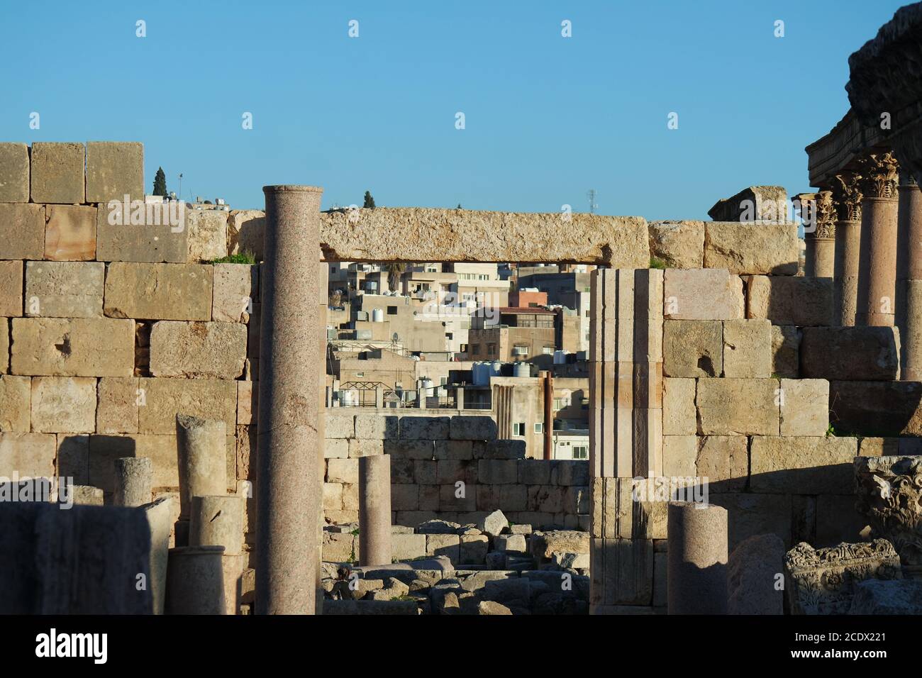 Gerasa ruins and view of the new town of Jerash. Jordan Stock Photo - Alamy