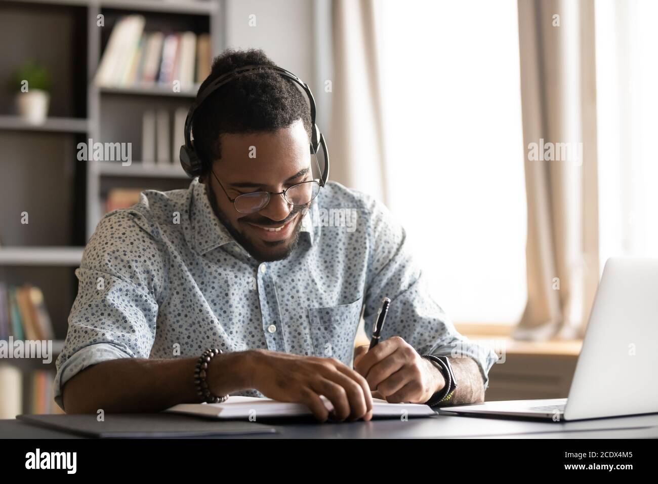 Student listening to lecture hi-res stock photography and images - Alamy