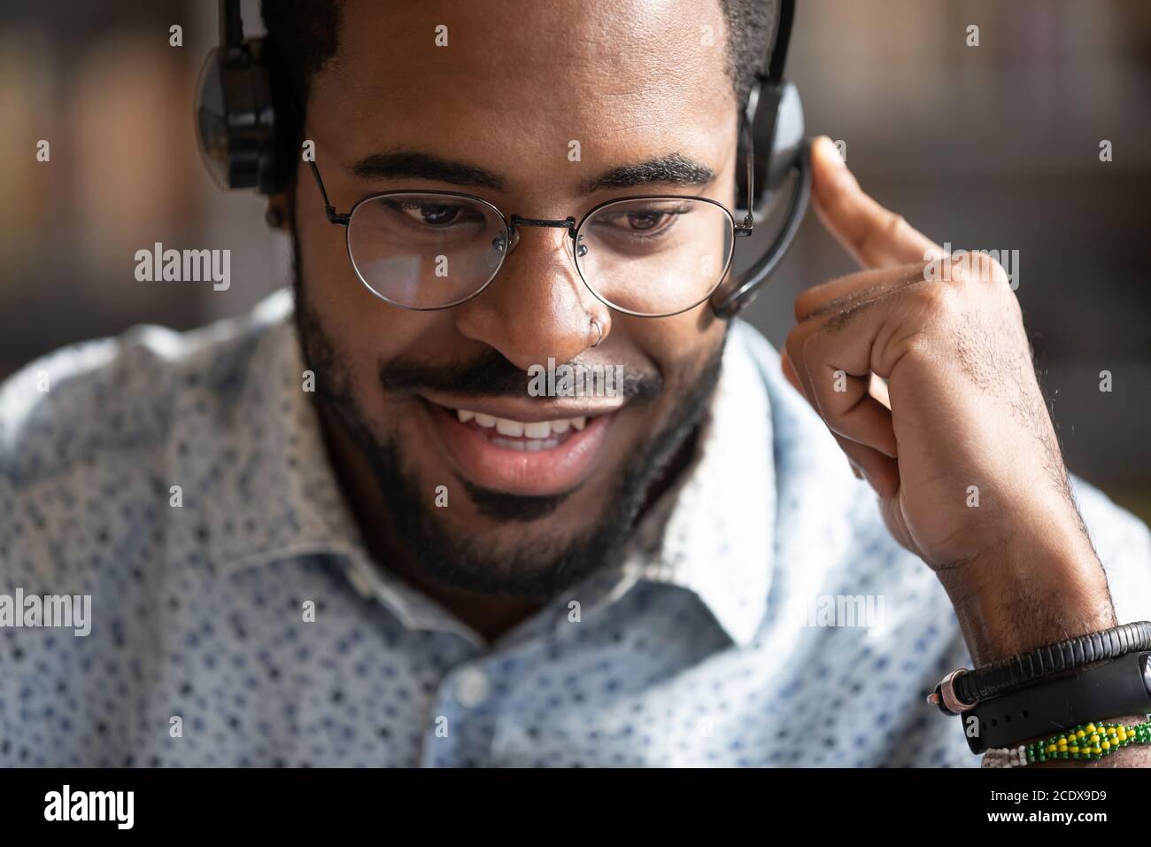 Man wearing headset hi-res stock photography and images - Alamy