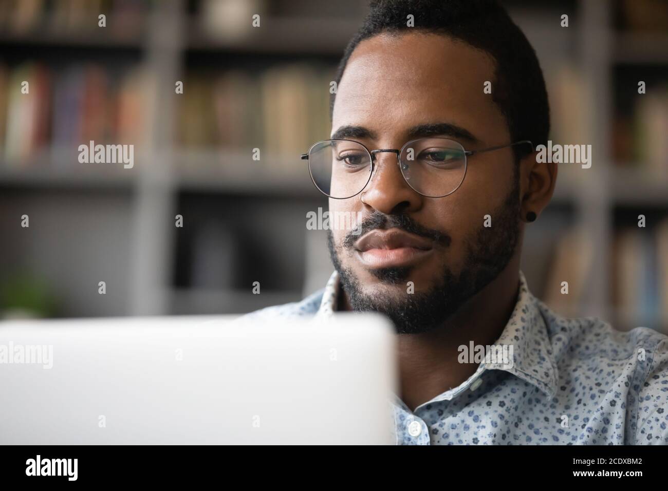 Man looking at computer screen hi-res stock photography and images - Alamy