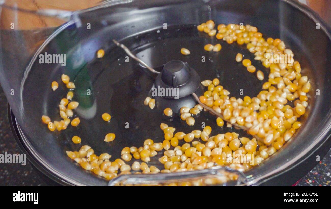 Preparing popcorn in popcorn maker machine Stock Photo - Alamy