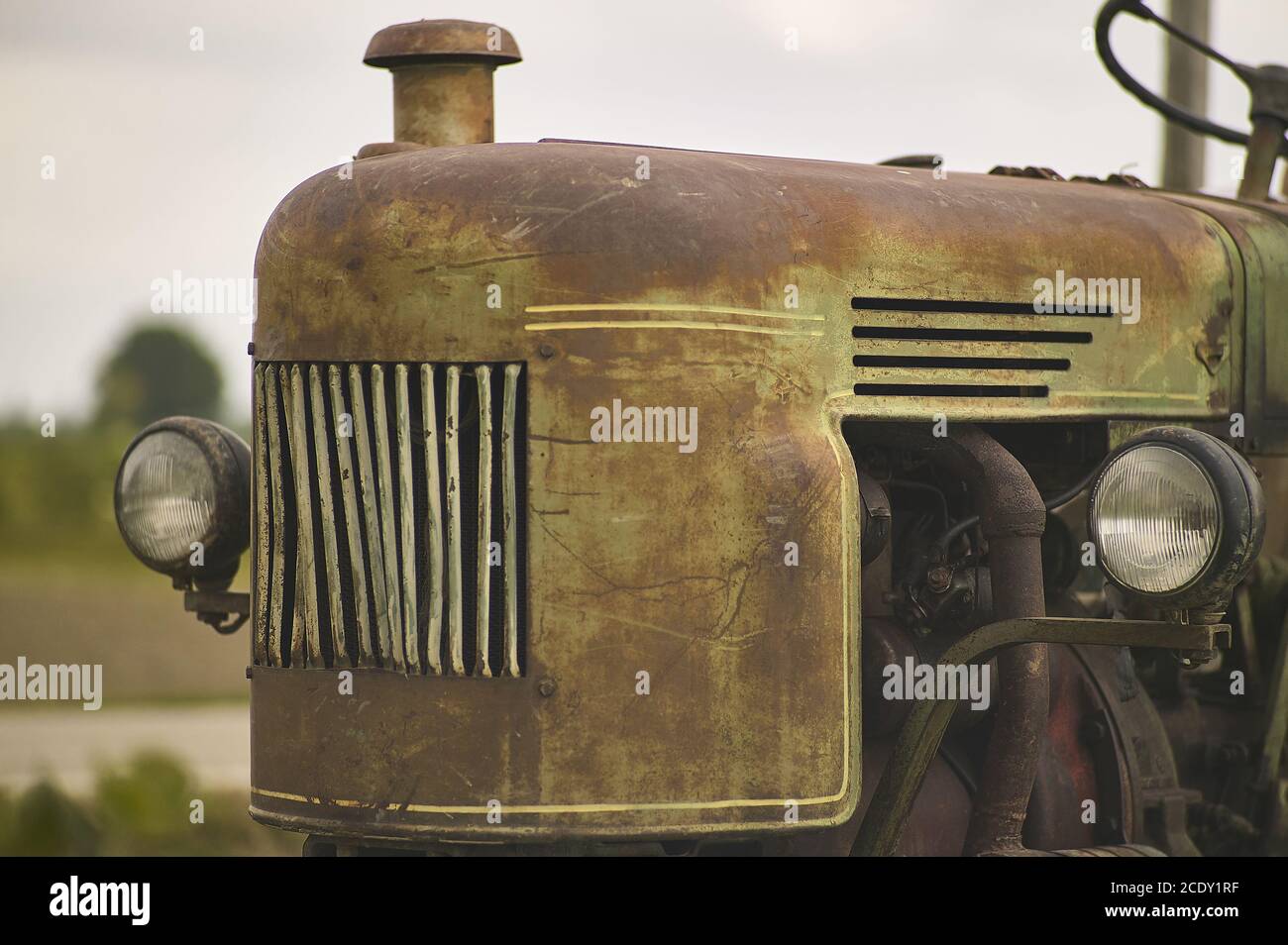 old vintage and rusty tractor Stock Photo - Alamy