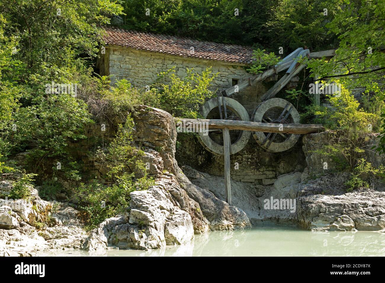 Old mill beside river hi-res stock photography and images - Alamy