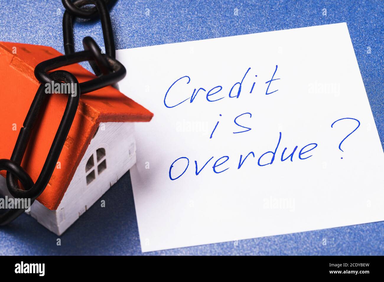 Toy house and note with text, top view. Overdue loan concept Stock ...