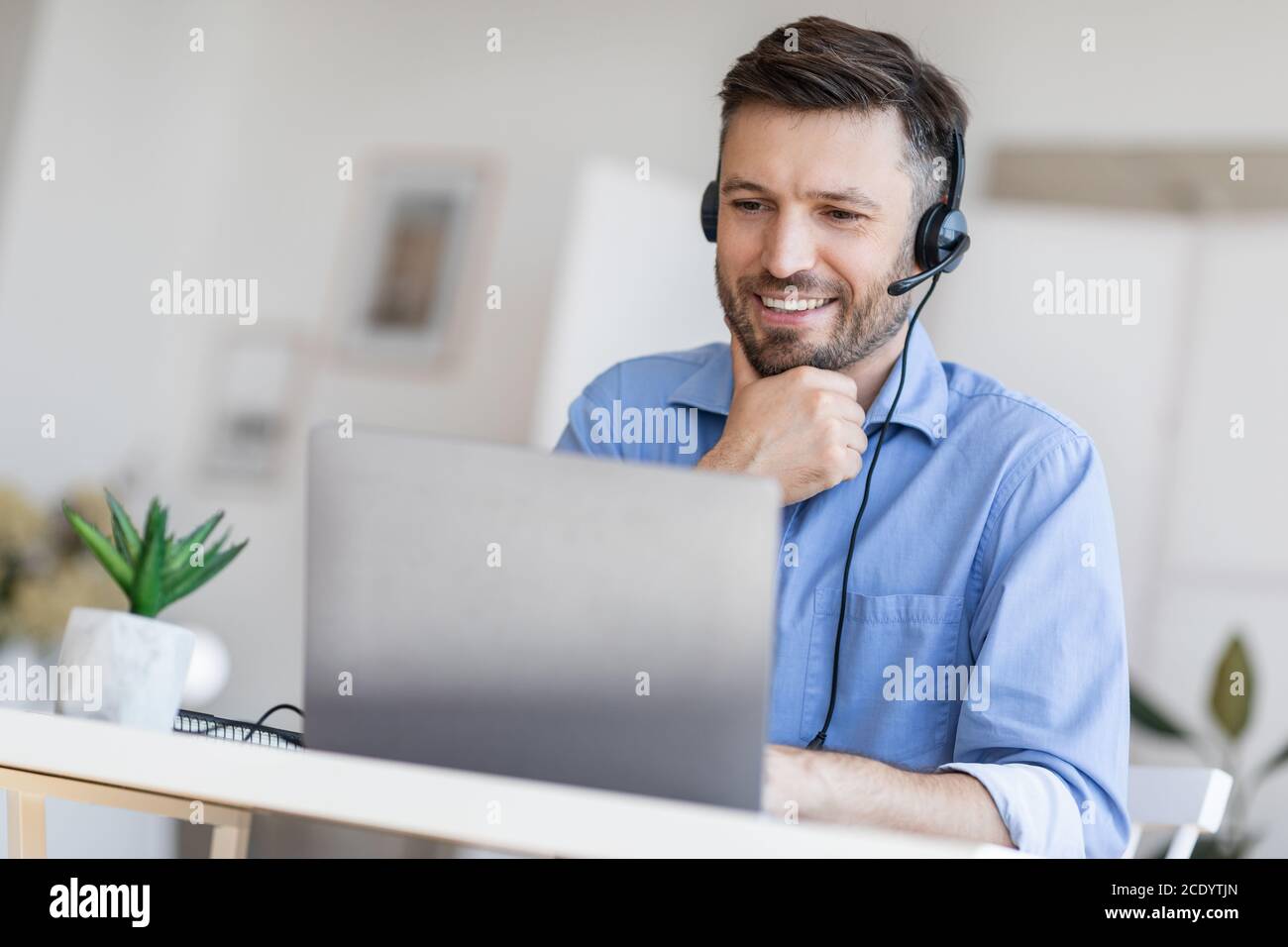 Operator man headphone computer hi-res stock photography and images - Alamy