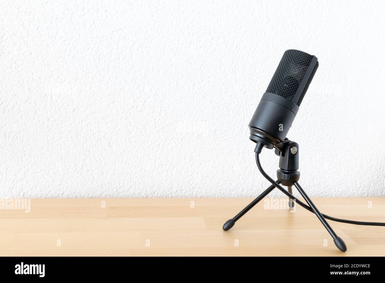 White microphone hi-res stock photography and images - Alamy