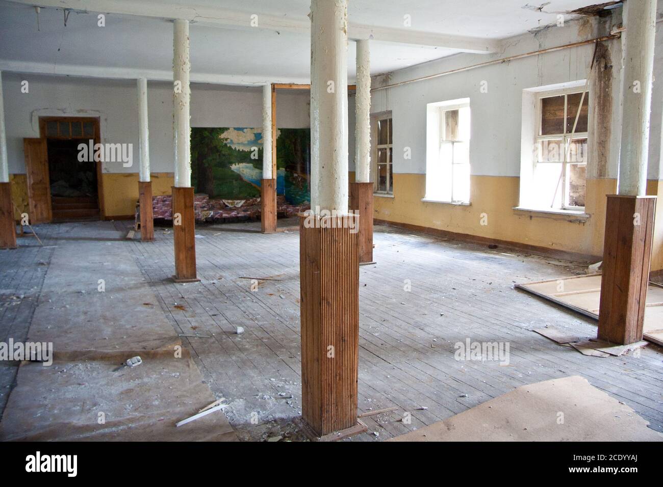 Abandoned building interior, dirty room, rotten peeled walls Stock ...